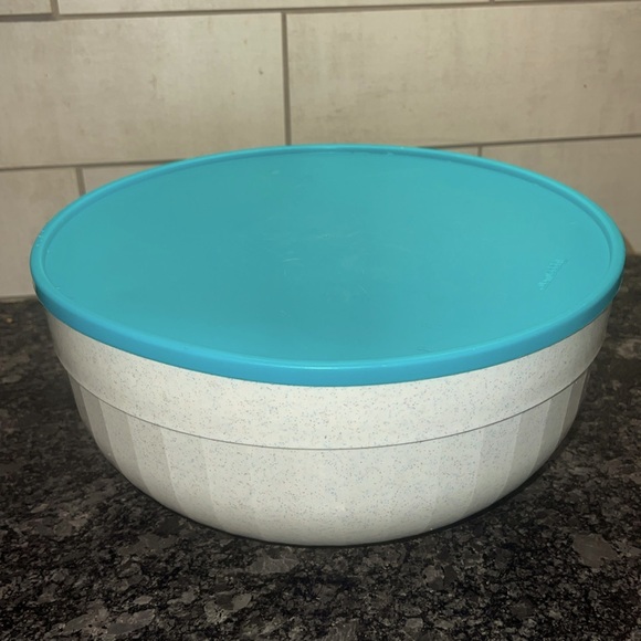 Tupperware | Kitchen | Vintage Speckled Bowl With Lid By Tupperware ...